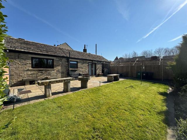 2 bedroom semi detached bungalow for rent in Fenay Bridge Road, Fenay Bridge, HD8