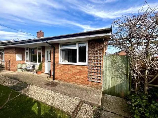 2 bedroom semi detached bungalow for rent in Garlands Road, Al.
