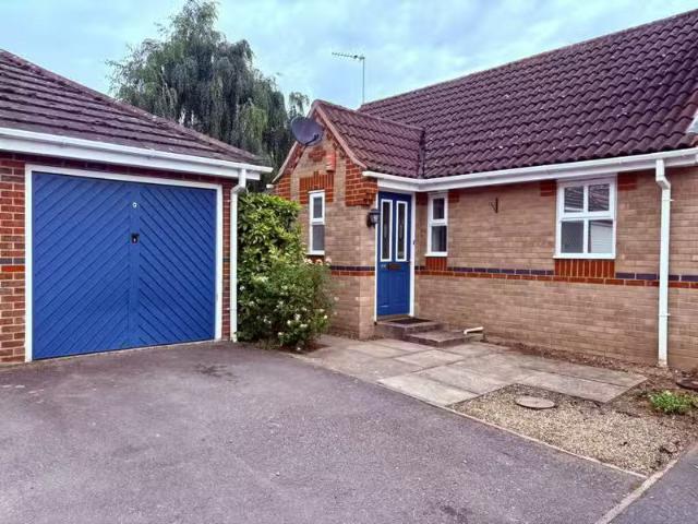 2 bedroom semi detached bungalow for rent in Nightall Road, So.