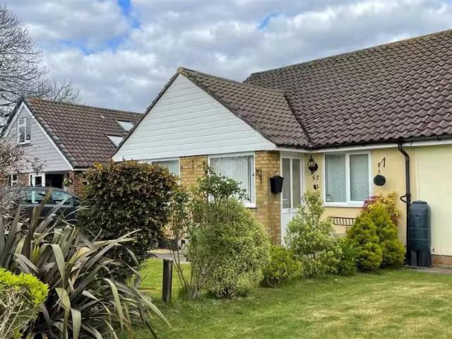 2 bedroom semi detached bungalow for rent in Oakcroft Gardens.
