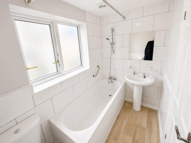 2 bedroom semi detached bungalow for rent in Park Lane, Bradford, BD5
