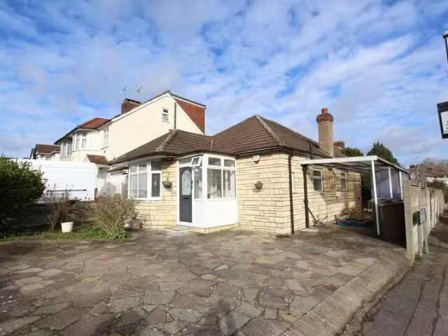2 bedroom semi detached bungalow for rent in Pinner, HA5