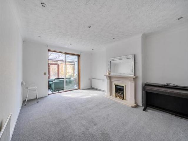 2 bedroom semi detached bungalow for rent in Robin Lane, London, NW4