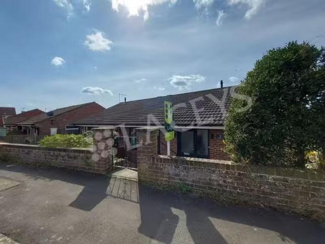 2 bedroom semi detached bungalow for rent in Southway Drive, Y.