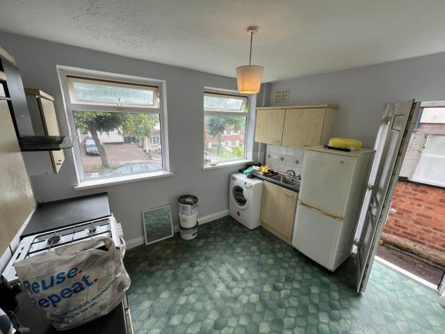 2 Bedroom Semi Detached House TO LET