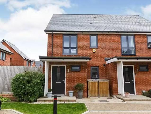 2 bedroom Semi Detached House to rent, Marlowe Close, Northfle.