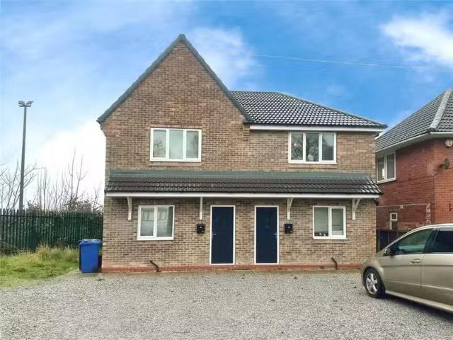 2 bedroom Semi Detached House to rent, Great North Road, Woodl.