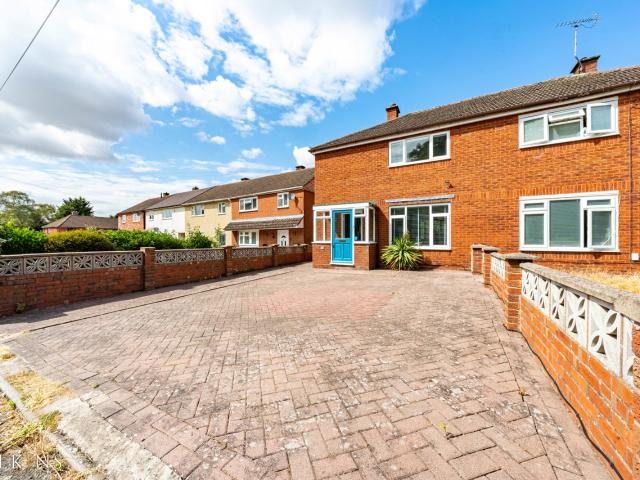 2 bedroom Semi Detached House to rent in Hawthorne Avenue, Tamworth, Staffordshire
