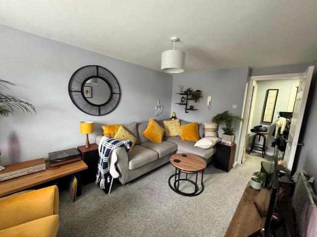 2 bedroom semi detached house to rent