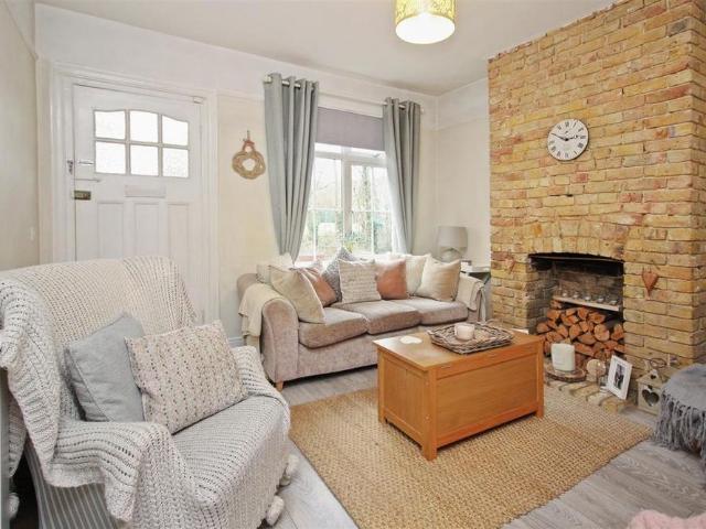 2 bedroom semi detached house to rent