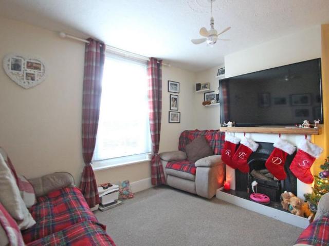 2 bedroom semi detached house to rent