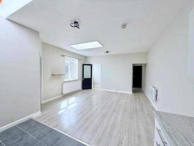 2 bedroom semi detached house to rent