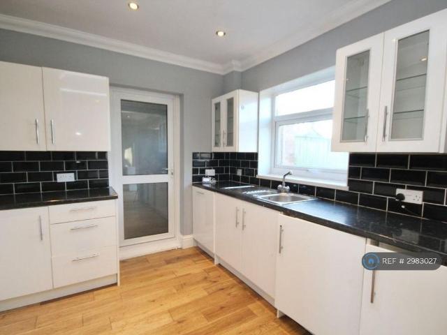 2 bedroom semi detached house to rent