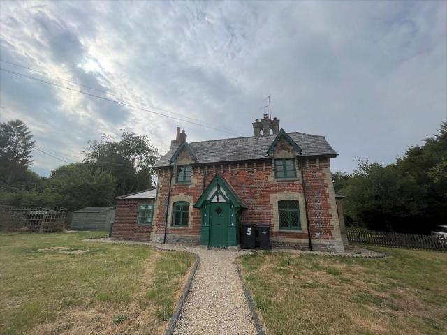 2 bedroom semi detached house to rent