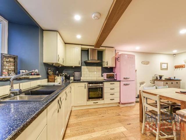 2 bedroom semi detached house to rent