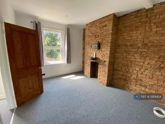 2 bedroom semi detached house to rent