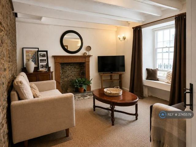 2 bedroom semi detached house to rent