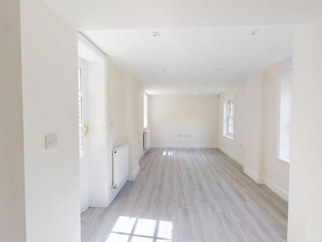 2 bedroom semi detached house to rent