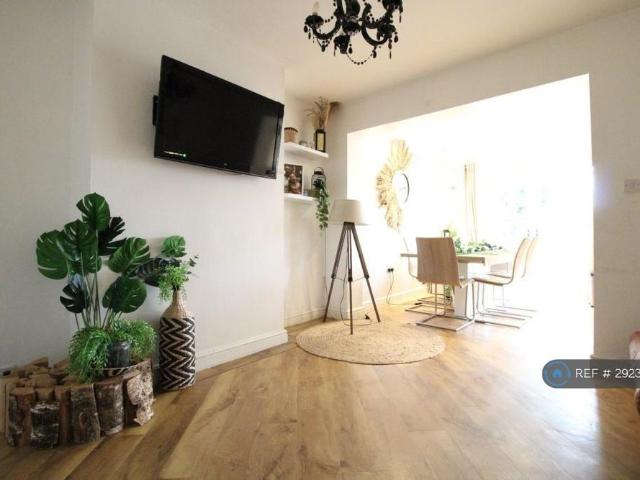 2 bedroom semi detached house to rent