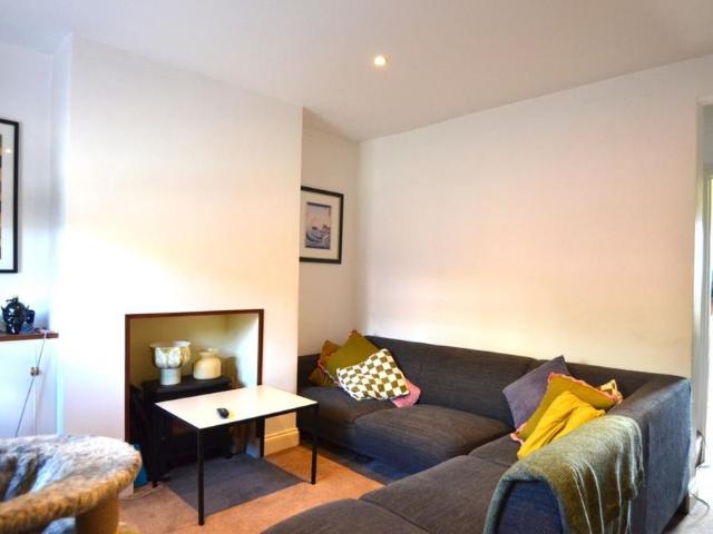 2 bedroom semi detached house to rent