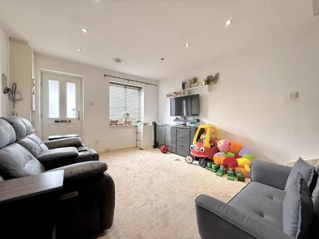 2 bedroom semi detached house to rent