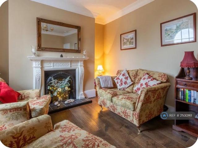 2 bedroom semi detached house to rent
