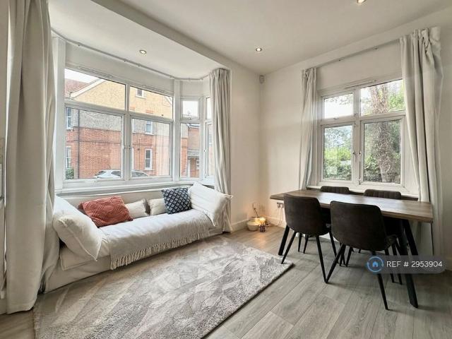 2 bedroom semi detached house to rent