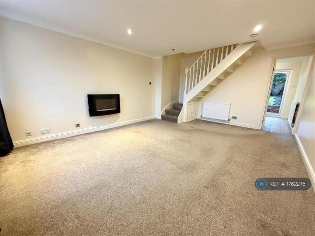 2 bedroom semi detached house to rent