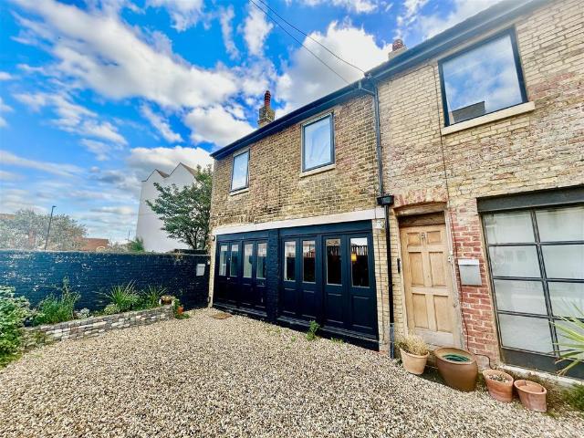 2 bedroom semi detached house to rent