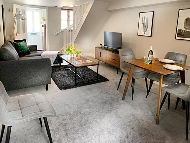 2 bedroom semi detached house to rent