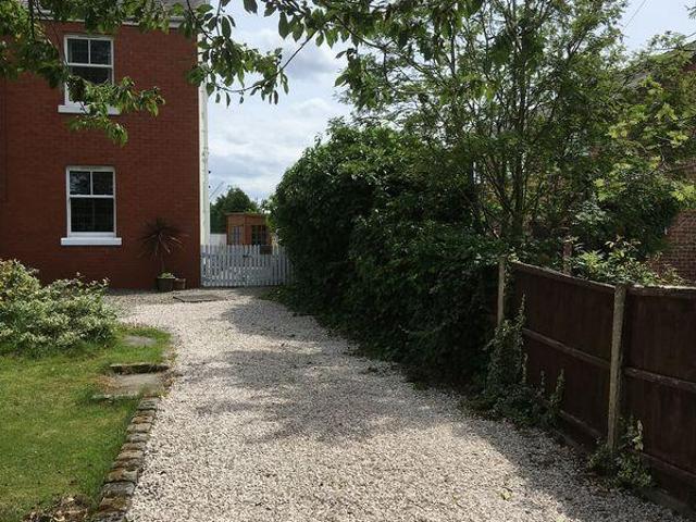 2 bedroom semi detached house to rent