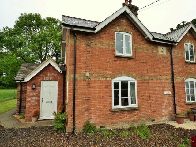 2 bedroom semi detached house to rent