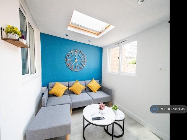 2 bedroom semi detached house to rent