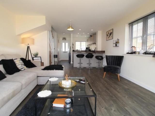 2 bedroom semi detached house to rent