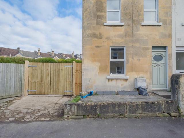 2 bedroom semi detached house to rent