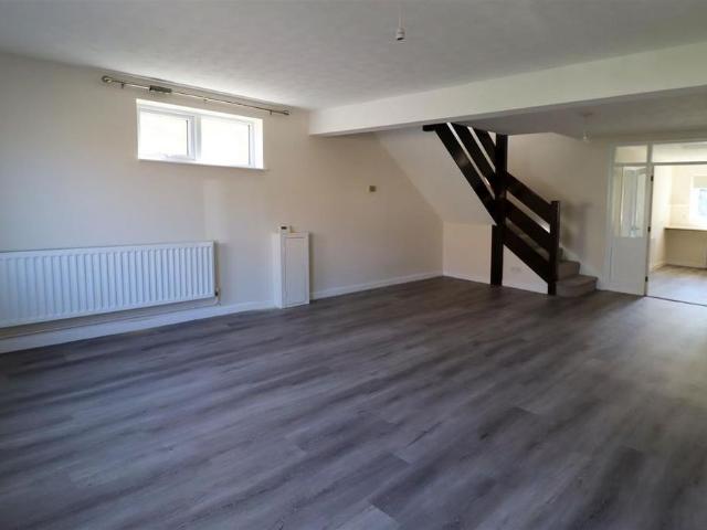 2 bedroom semi detached house to rent