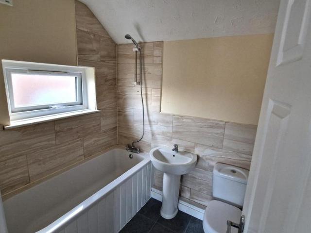 2 bedroom semi detached house to rent