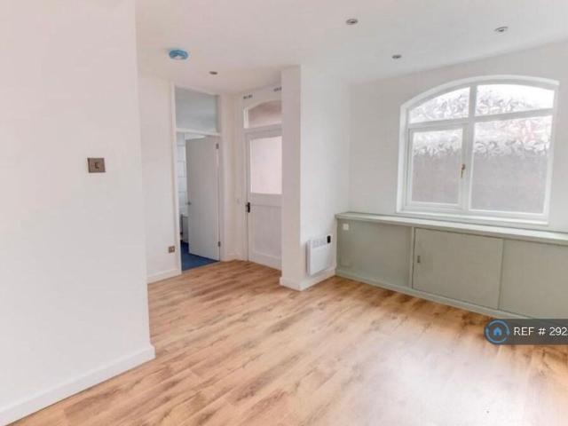 2 bedroom semi detached house to rent