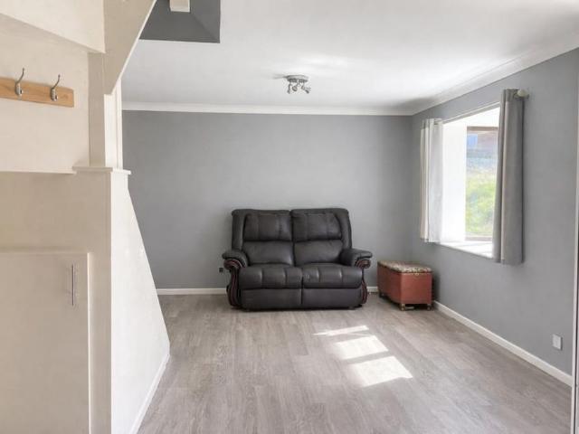 2 bedroom semi detached house to rent