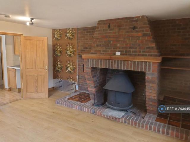 2 bedroom semi detached house to rent
