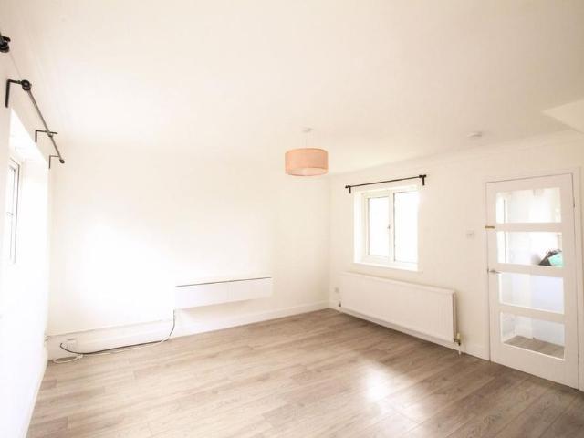 2 bedroom semi detached house to rent