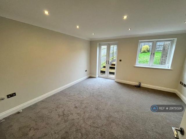 2 bedroom semi detached house to rent