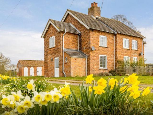2 bedroom semi detached house to rent