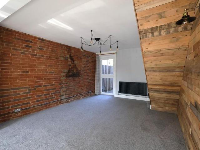 2 bedroom semi detached house to rent
