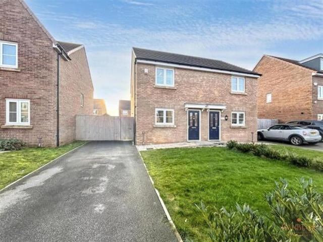 2 bedroom semi detached house for sale in Waudby Way, Hull, HU9