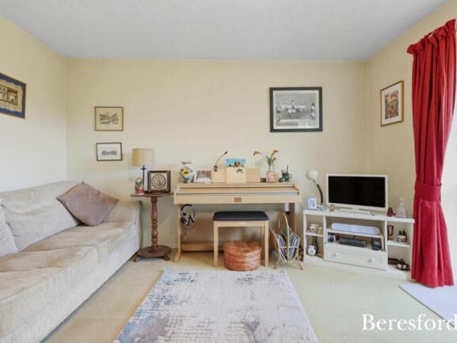 2 bedroom semi detached house for sale in Wendover Gardens, Brentwood, CM13