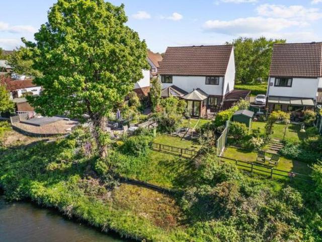 2 bedroom semi detached house for sale in Woodford Close, Thelwall, WA4