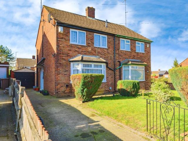 2 bedroom semi detached house for sale in Wordsworth Road, Luton, Bedfordshire, LU4
