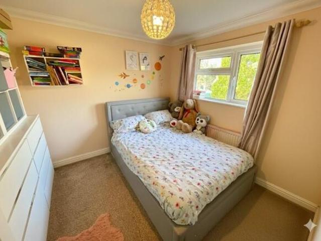 2 bedroom semi detached house for sale in Wycliffe Close, Luton, Bedfordshire, LU3 2HS, LU3