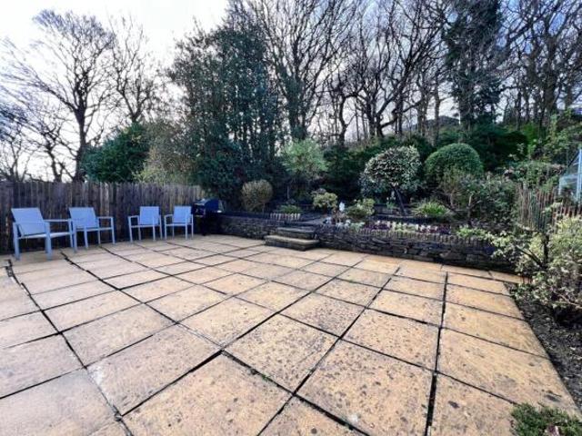 2 bedroom semi detached house for sale in Albany Drive, Huddersfield, HD5